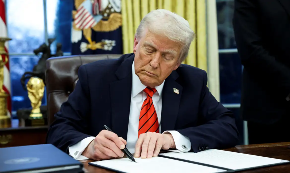 Trump assina decreto que impõe tarifa contra o Brasil